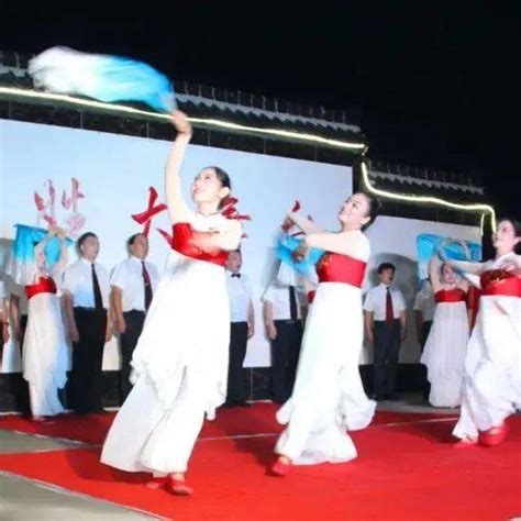 侨之缘艺术团赴农村慰问演出巾荡