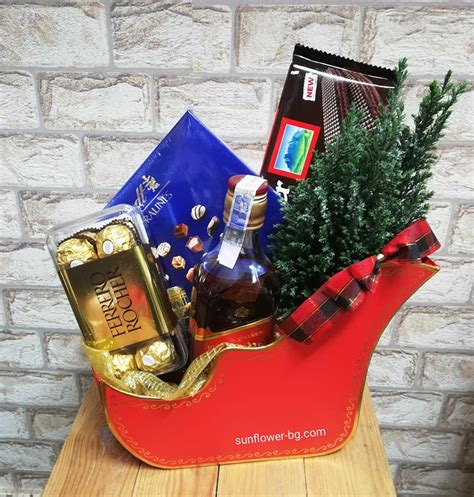 Кутия с коледни подаръци 1 ви вид Магазинът за Цветя Sunflower