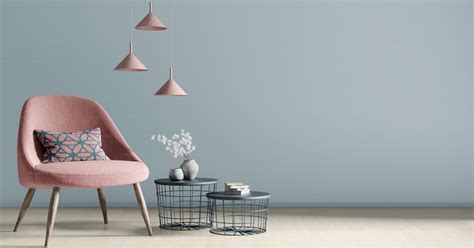 파란색 벽 위에 커피 테이블 램프 분홍색 안락의자가 있는 거실 내부 홈 디자인 3d 렌더링 사진 Unsplash의 가정 장식 이미지