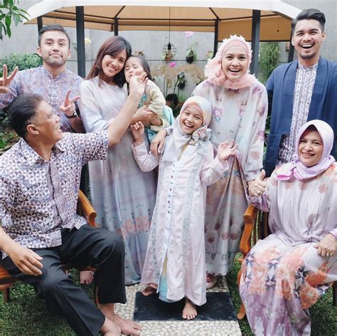 12 Baju Lebaran Keluarga Selebritas Ini Bisa Disontek Modelnya Makin