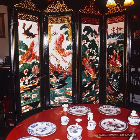 Ai创作图饭店屏风 百鸟朝凤挂屏 百鸟朝凤屏风 简约实木广绣五扇屏风 年年有余隔断 百宝嵌漆器屏风 酒店饭店宾馆会所屏风 工厂茶室食堂条屏画 嵌漆屏风 花鸟隔断门 茶社屏风 会所酒楼饭店刺绣非