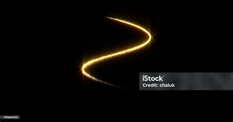 크리스마스 휴가를 위한 검은 색 배경에 반짝이는 빛이 빛나는 골드 글리터 나선형이 반짝입니다 반짝이는 색종이와 불꽃놀이의 추상적인 마법의 빛 빛에 대한 스톡 사진 및 기타