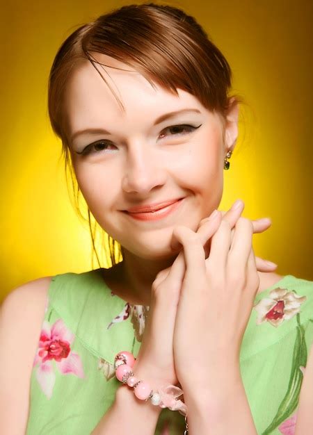 Rostro De Mujer Joven Hermosa Cerrar Foto Premium