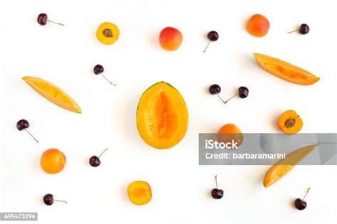 멜론 조각 살구와 체리 흰색 배경에 고립 된 화려한 여름 과일 패턴 멜론에 대한 스톡 사진 및 기타 이미지 멜론 슬라이스