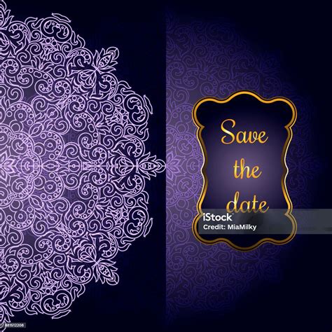 인도 스타일에 레이스 만다라와 초대 카드입니다 보헤미안 장식입니다 로얄 퍼플 원형 트레이 서 리 고유한 서식 파일 디자인 또는 배경 0명에 대한 스톡 벡터 아트 및 기타