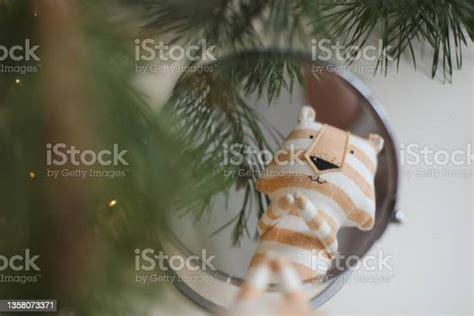 아늑한 크리스마스 또는 새해 배경에 장식 귀여운 부드러운 장난감 호랑이 2022년의 상징 동양 달력 컨셉 12월에 대한 스톡 사진 및 기타 이미지 Istock