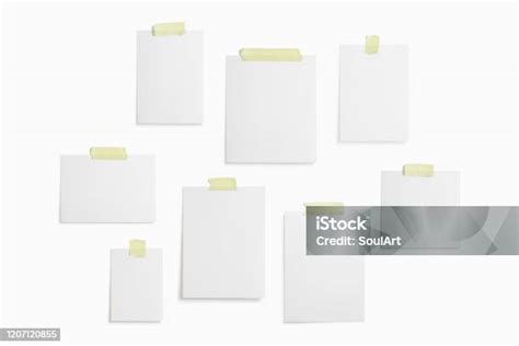 빈 사진 카드 노란색 접착 테이프로 붙어 쉽게 편집 할 수 흰색에 격리 폴라로이드 프레임 무드 보드 템플릿 구성 0명에 대한