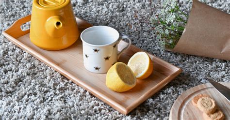 찻주전자 차 한 잔 레몬 한 조각이 담긴 쟁반 사진 Unsplash의 식사 및 음료 이미지