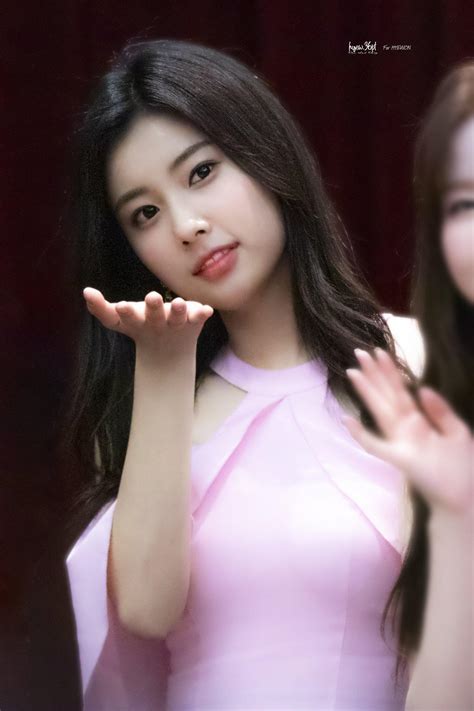 Pink Hyewon Scrolller