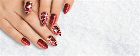 붉은 반짝이 손톱과 부드러운 피부를 가진 아름다운 여성의 손을 클로즈업한 와이드 배너는 매니큐어와 손 트리트먼트를 제공하는 스파를 광고합니다 디자인에 대한 스톡 사진 및