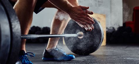 Упражнения на трицепс с гантелями петлями Trx на брусьях в тренажерном зале и дома