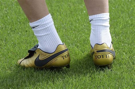 0010 | 2500 - Totti Trains In Nike Tiempo X Totti Boots With Exclusive ...
