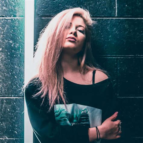 بیوگرافی و دانلود آرشیو کامل دنیا دادرسان خواننده جوان ایرانی دانلود