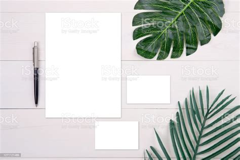 빈 종이 시트와 나무 테이블에 복사 공간과 잎 포스터와 초대장 엽서 및 명함 장식 디자인이나 브랜딩 아무도 평평한 평지 상단 보기 0명에 대한 스톡 사진 및 기타 이미지