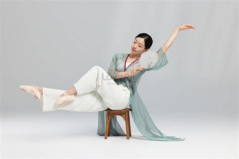 Traditional Chinese Style Beauty Dance Soft Fan Dance Picture And Hd Photos Free Download On