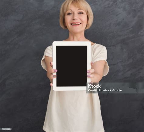 광고에 대 한 빈 화면 디지털 태블릿을 제시 하는 웃는 여자 보여주기에 대한 스톡 사진 및 기타 이미지 보여주기 성년 여자 태블릿 Istock