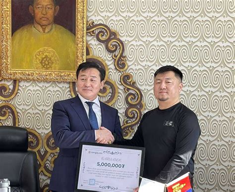 Богд хааны ордон музейд Зангиа МН сайтаас хандив өргөлөө Мэдээ мэдээлэл Монголын иргэн бүрд