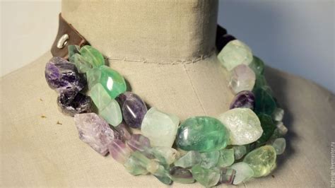 Многорядное колье из флюоритов на кожаном ремне Флюоритовый флюид в интернет магазине на