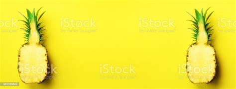 신선한 반 노란색 배경에 파인애플 슬라이스 최고의 볼 수 있습니다 공간에 복사 합니다 최소한의 스타일에 대 한 밝은 파인애플 패턴입니다 팝 아트 디자인 창조적인 개념입니다