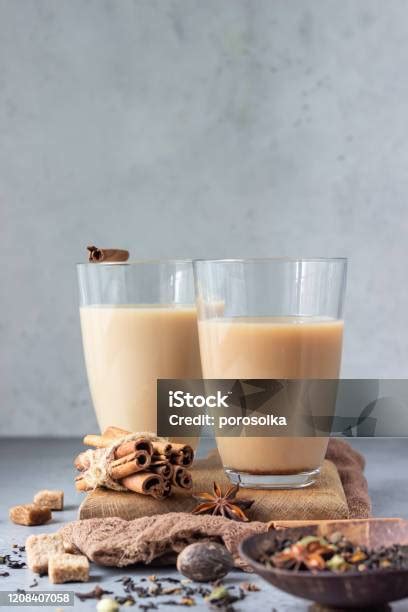 전통 인도 음료 마살라 차이 차 차를 만들기위한 향신료와 회색 돌 배경에 마시는 안경에 향신료 잎차에 대한 스톡 사진 및 기타 이미지 Istock