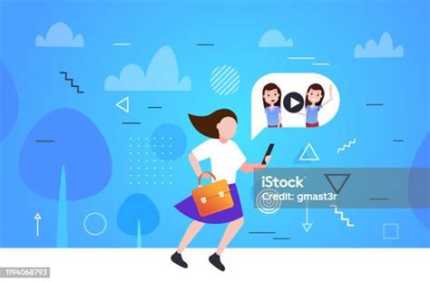 여자 를 사용 하 여 스마트폰 시청 온라인 비디오 소셜 네트워크 통신 개념 여성 학생 가방 야외 전체 길이 수평 풍경 배경