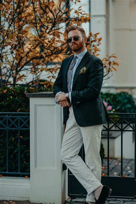 양복과 넥타이를 입은 사람 사진 Unsplash의 무료 함부르크 이미지