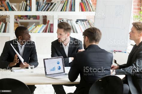 브리핑에 동료에 게 아이디어를 표현 하는 아프리카계 미국인 4 명에 대한 스톡 사진 및 기타 이미지 4 명 검은색 계획 Istock