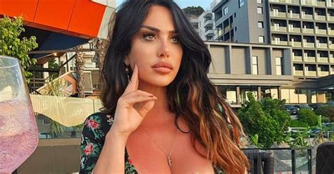 Marika Fruscio Si Gode Gli Ultimi Scampoli Destate Le Curve Sono Mozzafiato Golssip