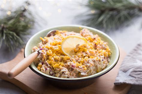 참치 옥수수 양파 생 당근 계란 밝은 콘크리트 배경에 회색 접시와 샐러드 새해 샐러드 조리법입니다 맨 위 보기 0명에 대한 스톡 사진 및 기타 이미지 Istock