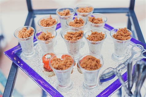 아름 답게 꾸며진 다른 음식 간식과 전채 기업 크리스마스 생일 파티 이벤트 또는 결혼식 축 하에 있는 케이터링 연회 테이블