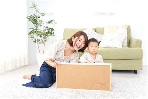 ボードを持つ子供とお母さんの写真素材 Fyi04726492 ストックフォトの Qlean Market