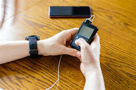 현대 당뇨병 치료 여성 포도 당 수준을 확인 하 고 인슐린 펌프를 사용 하 여 인슐린을 투약 인슐린 펌프에 대한 스톡 사진 및 기타 이미지 Istock