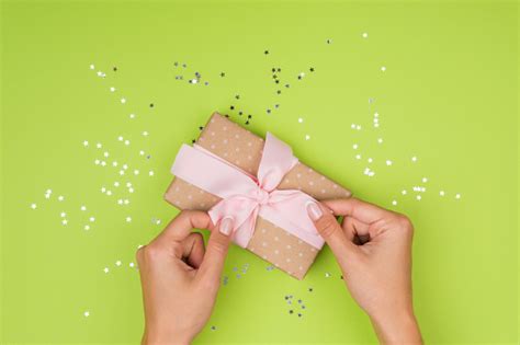 녹색 테이블 상단보기에 색종이로 장식 된 선물 이나 선물 상자를 들고 있는 여성 손 각도에 대한 스톡 사진 및 기타 이미지 각도 개념 개념과 주제 Istock