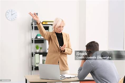 감정적인 상사와 스트레스를 받는 직원이 사무실의 나무 테이블에서 업무 문제를 논의합니다 2명에 대한 스톡 사진 및 기타 이미지 2명 30 34세 60 64세 Istock