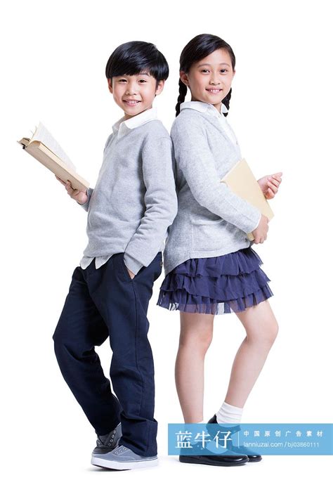 小男孩和小女孩背靠背 蓝牛仔影像 中国原创广告影像素材