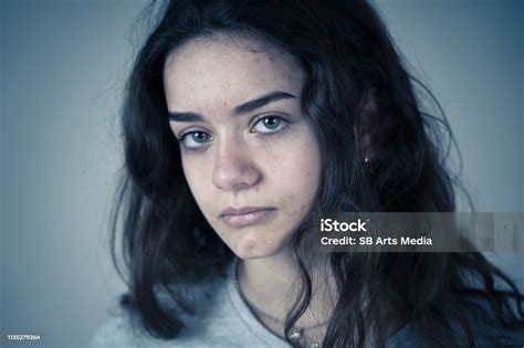 불행 한 느낌 슬픈 젊은 십 대 소녀의 초상화 비참 하 고 우울증으로 고통 우울 얼굴 표정 부정적인 감정과 청소년의 정서적 고통 변덕 스러운 배경에 고립 감정에 대한 스톡
