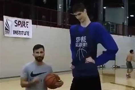 Robert Bobroczky Sa Visinom Od 231 Cm Nije Uspio Ostvariti Košarkašku