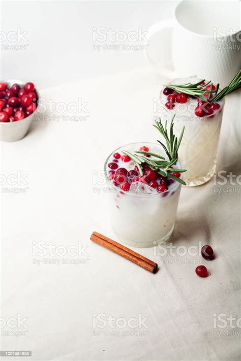 완벽 한 크리스마스 칵테일 크랜베리와 로즈마리 코코넛 마가리타 최소한의 개념입니다 리넨 옷 그리고 흰색 배경입니다 복사 공간 수직 구성입니다 0명에 대한 스톡 사진 및 기타