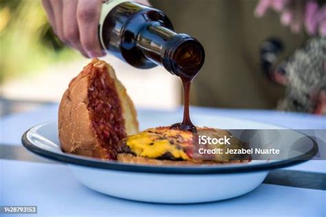 조미료가있는 햄버거 맥주 정크 푸드 패스트 푸드 그리스 0명에 대한 스톡 사진 및 기타 이미지 0명 드레싱 식품 레스토랑 Istock