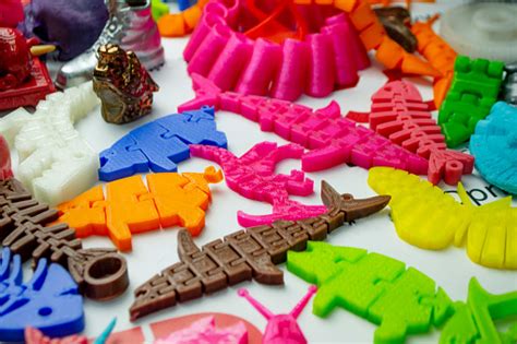 3d 프린터에 인쇄 된 많은 밝은 다 색된 개체 평평한 표면에 거짓말 3차원 인쇄에 대한 스톡 사진 및 기타 이미지 3차원 인쇄 3차원 형태 Revolution