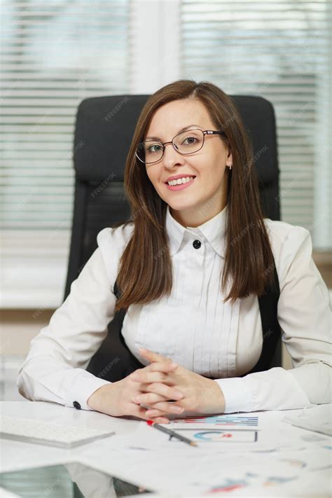 Premium Photo Classic Portrait Of Beautiful Smiling Brown Hair