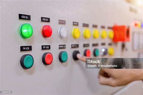 검사에 종사 하는 엔지니어와 유지 보수 전기 장비 엔지니어 점검 시스템 준비 상태 개폐 확인 자동화에 대한 스톡 사진 및 기타 이미지 Istock