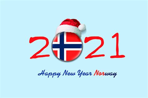 2021 새해 복 많은 노르웨이 둥근 배지에 노르웨이의 국기 그리고 산타 모자에 밝은 파란색 배경에 격리됩니다 디자인 요소입니다 12월 31일에 대한 스톡 사진 및 기타