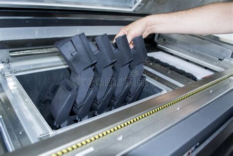 Man Saca La Impresora 3d Impresa En El Modelo De Trabajo Impresora 3d