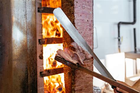 전통적인 터키 도너 케밥 고기 도너 나이프 도너 샤와르마 또는 자이로로 절단 요리사 건강에 좋지 않은 음식에 대한 스톡 사진 및 기타 이미지 건강에 좋지 않은 음식
