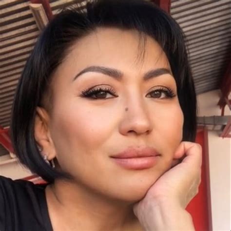 Да я старею ну и что Мы все стареем понемногу Стареет шляпа и пальто Стареет дом наш и