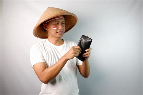 Premium Photo Indonesian Farmer Showing Shocked Expression When