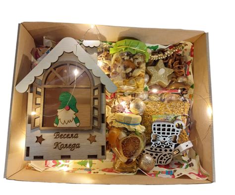 Коледна кутия с подаръци и бурканчета мед Работилничка за подаръци