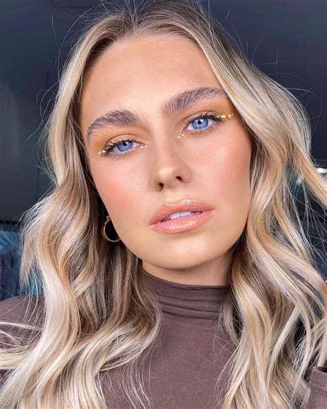 How Do You Make Blue Eyes Bluer Without Makeup Coloured Contact