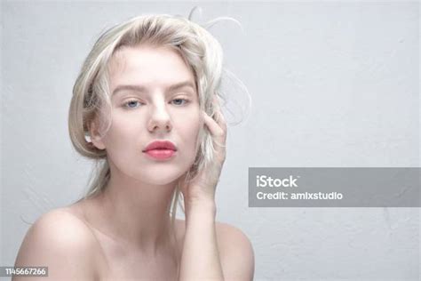 흰 배경에 그녀의 머리를 감동 통 통하게 살 찐 빨간 입술과 벌 거 벗은 젊은 아름 다운 금발 여자의 초상화 유행 공상 헤어스타일 가득 찬에 대한 스톡 사진 및 기타 이미지